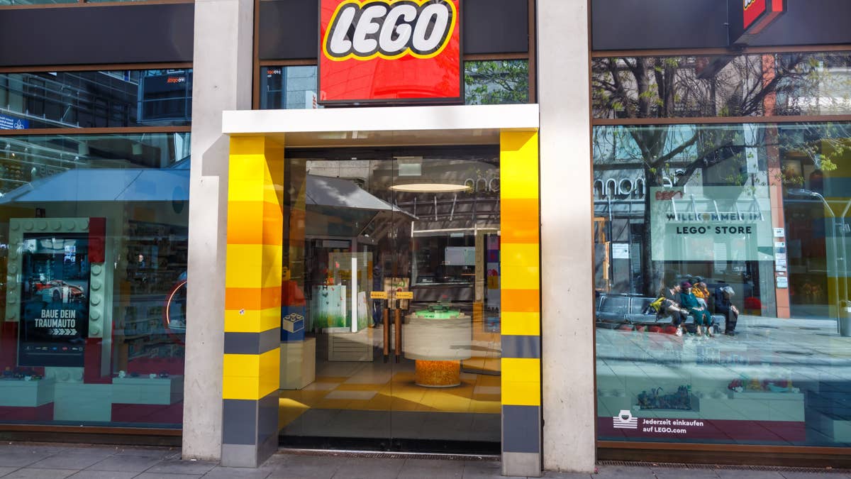 Walmart's Playful 475-Piece Dog Lego Set Lets Pup Lovers Build 7 ...