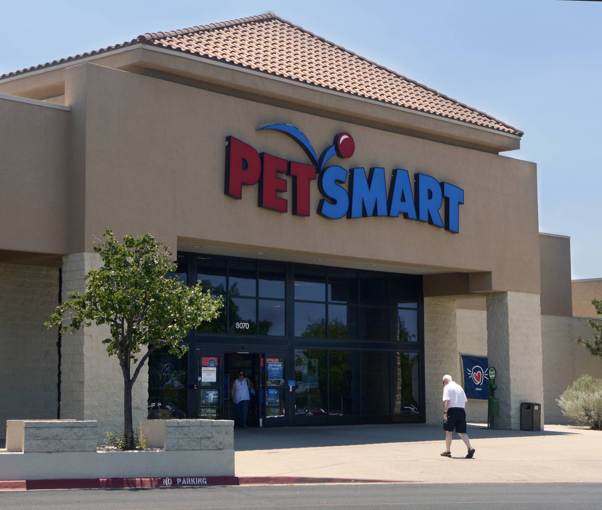 Grandpa Helps Dog Get a Better Look at the Gerbils at 'PetSmart' in ...